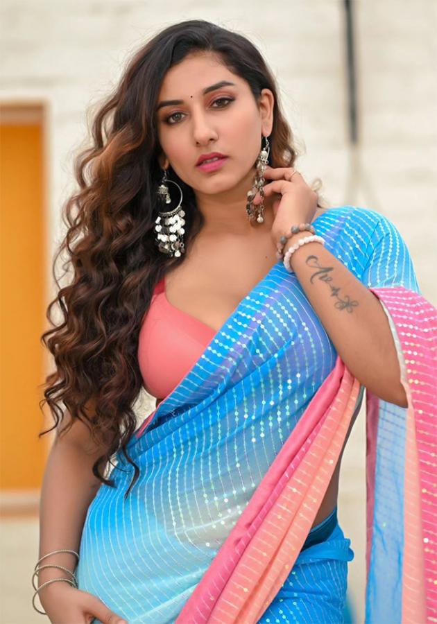 Anchor Vishnu Priya అందాల ఆరబోతలో తగ్గేదేలే అంటున్న విష్ణుప్రియఫోటోలు Anchor Vishnu Priya